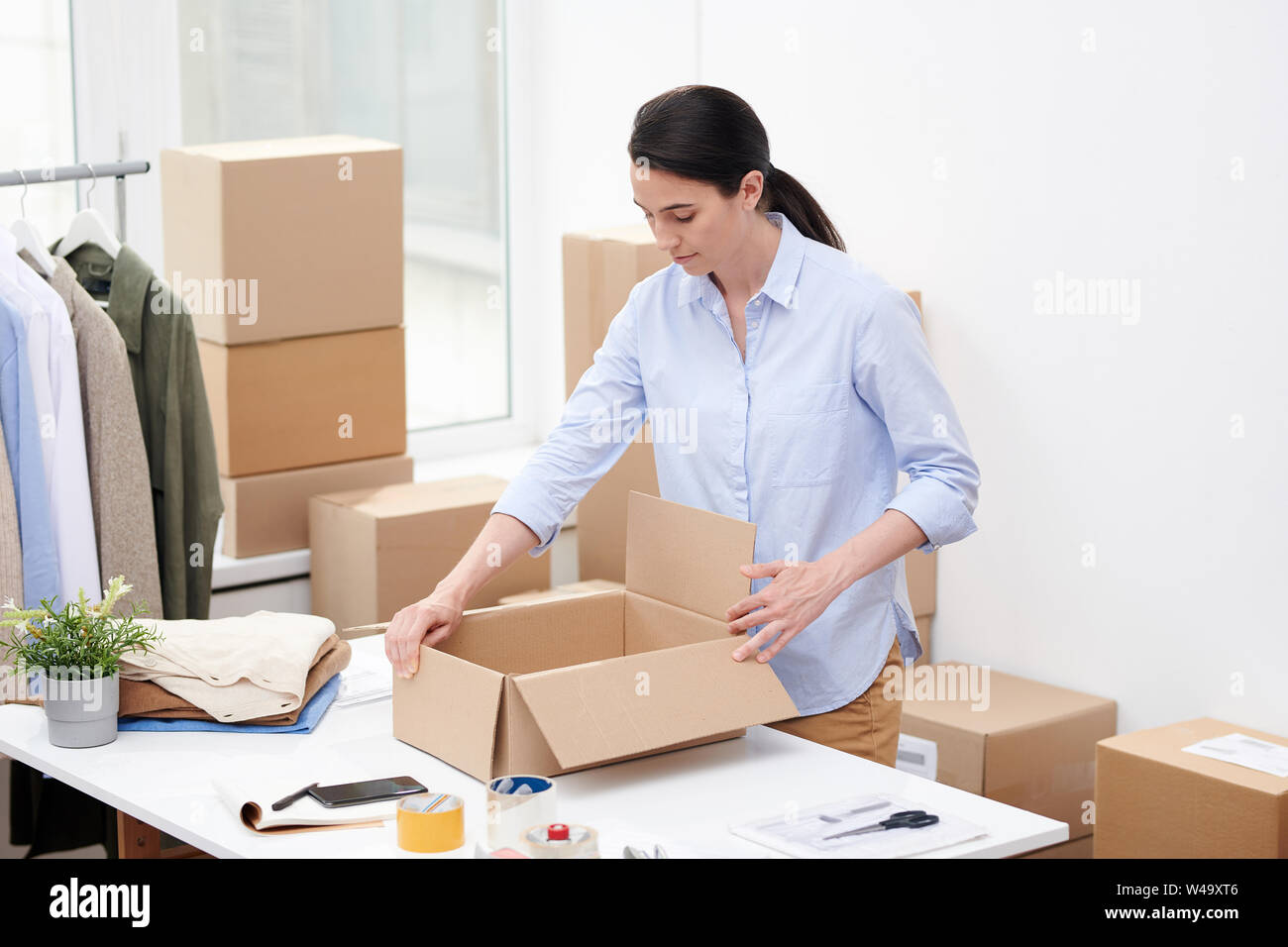 Empty executive desk hi-res stock photography and images - Alamy