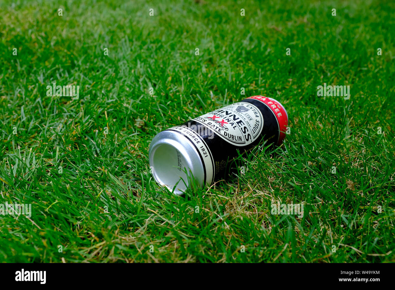 Beer can thrown on grass hi-res stock photography and images - Alamy
