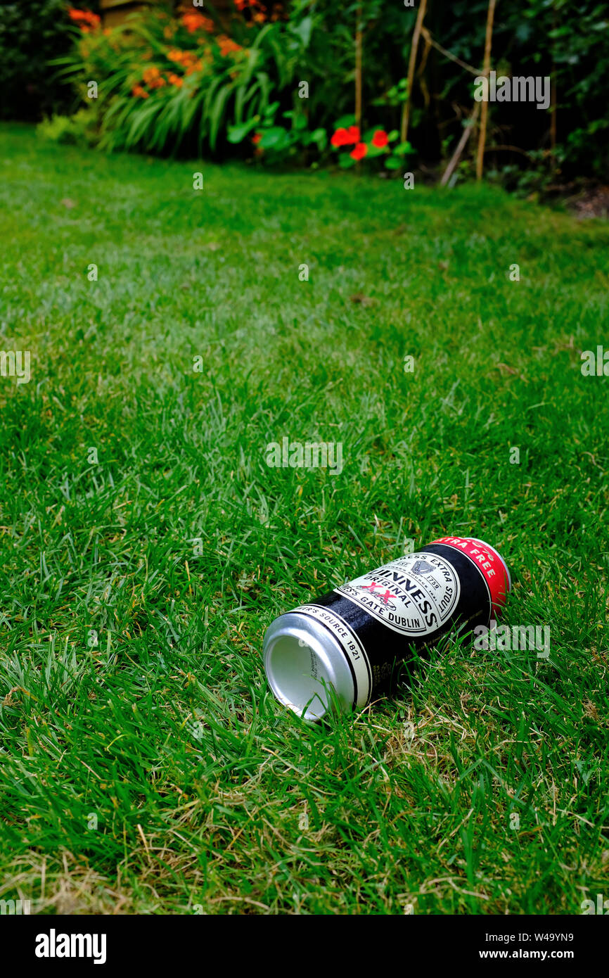 Beer can thrown on grass hi-res stock photography and images - Alamy