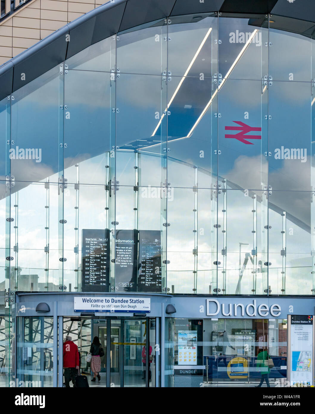 Dundee railway station hi-res stock photography and images - Alamy