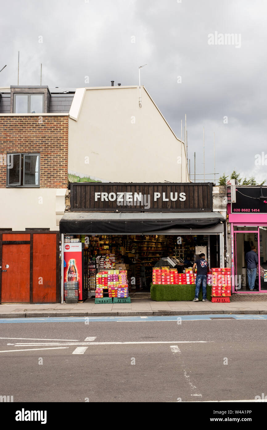 Tooting high street hi-res stock photography and images - Alamy