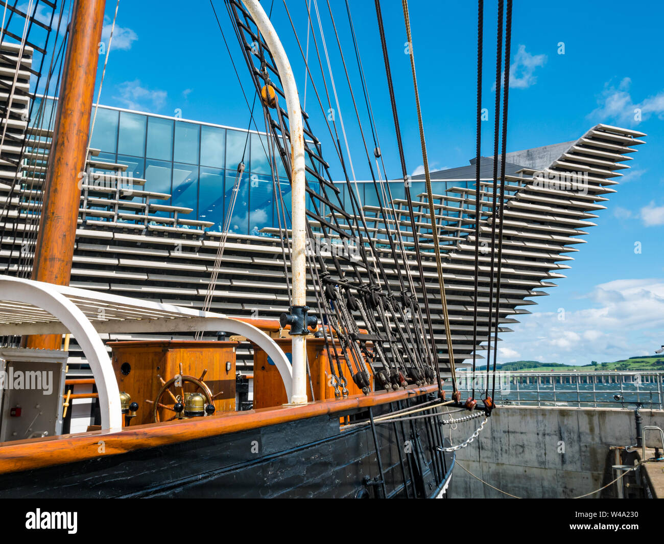 Ship in dry dock hi-res stock photography and images - Alamy