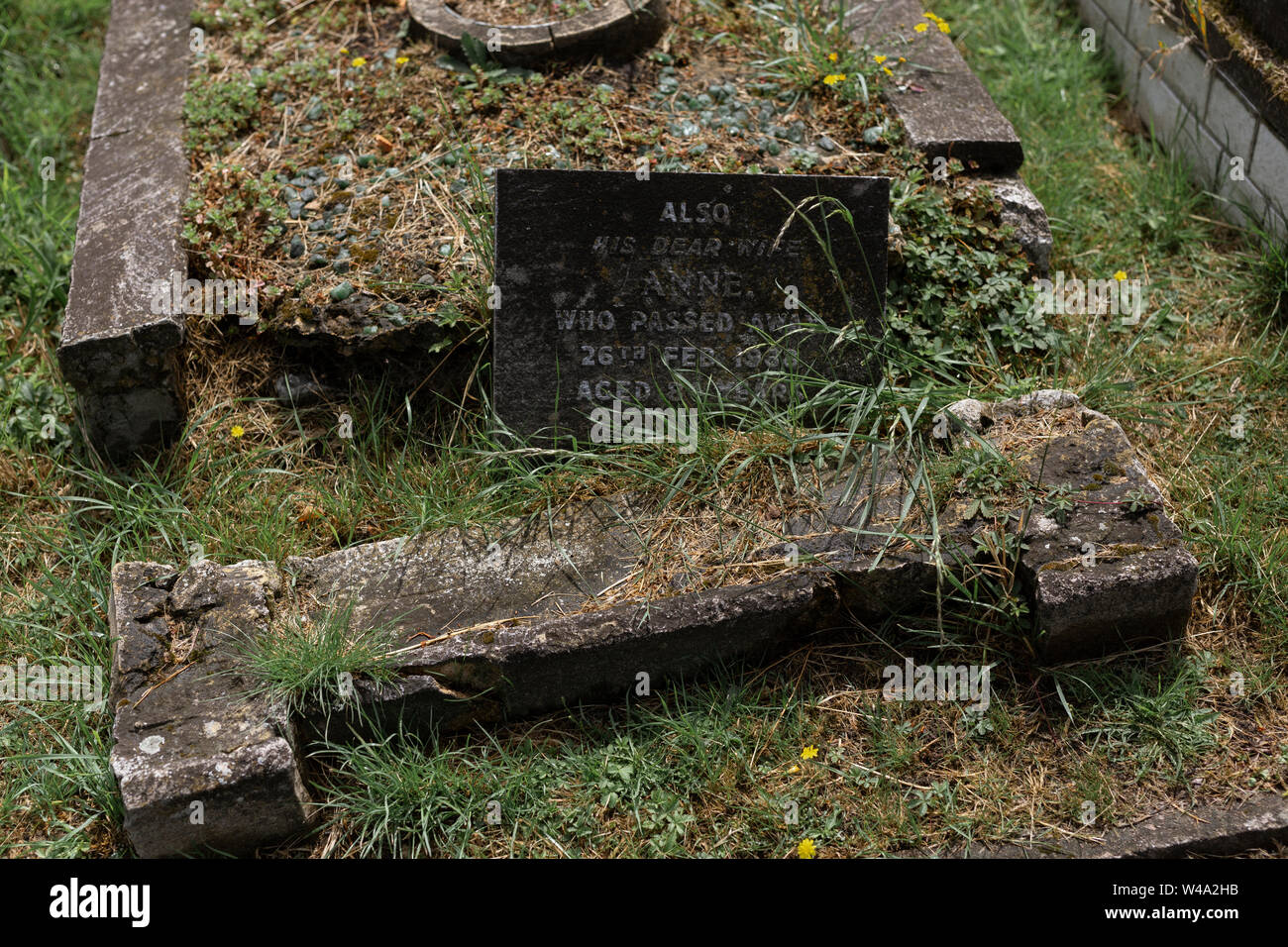 Broken Gravestone High Resolution Stock Photography and Images - Alamy