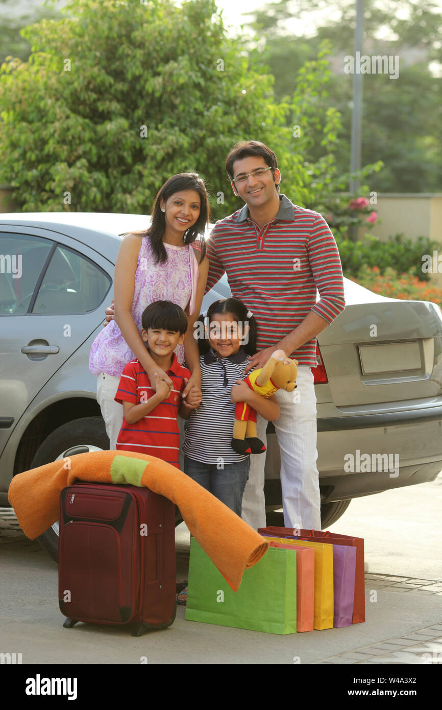 Portrait of a family going on trip and smiling Stock Photo - Alamy