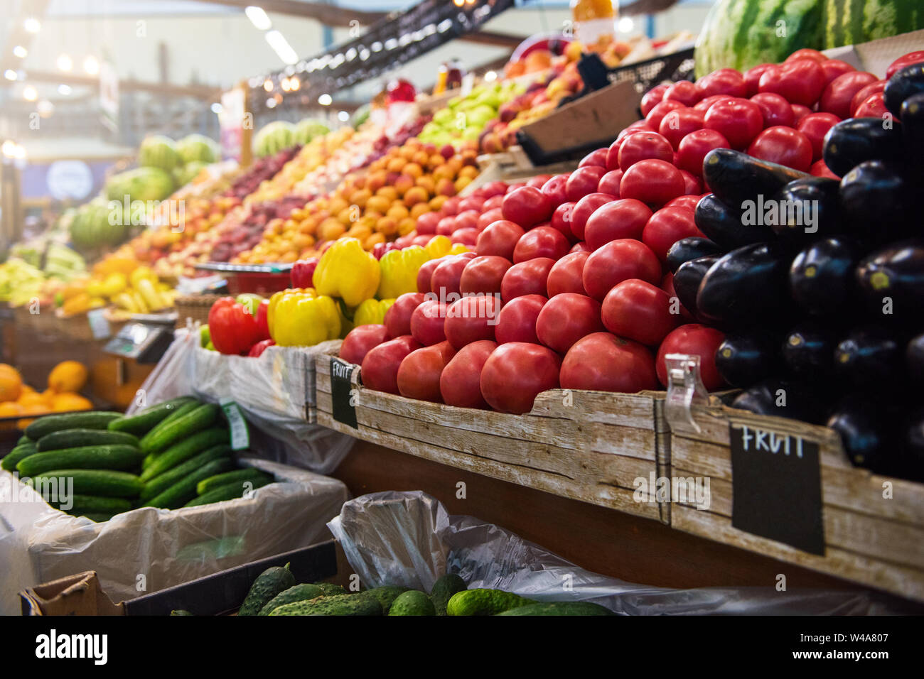 Vegetable farmer market counter Stock Photo - Alamy