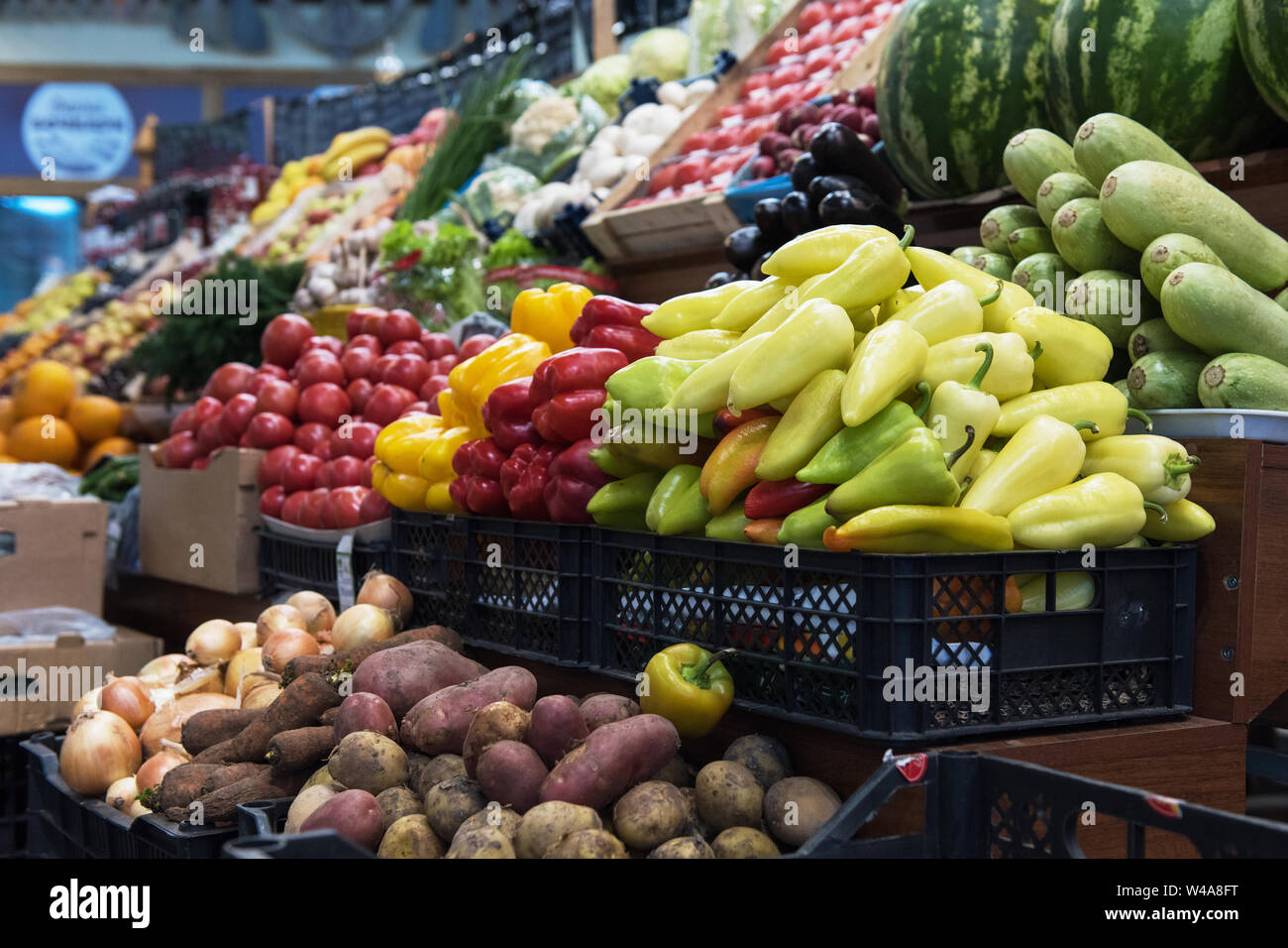 Vegetable farmer market counter Stock Photo - Alamy