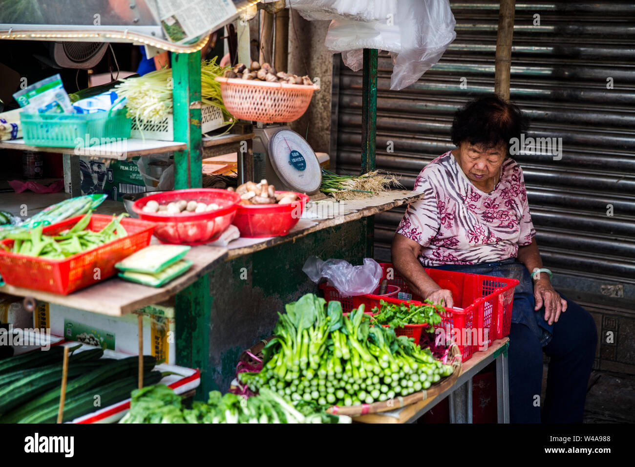 Vegetable store on a street market in Hong Kong Central Stock Photo - Alamy