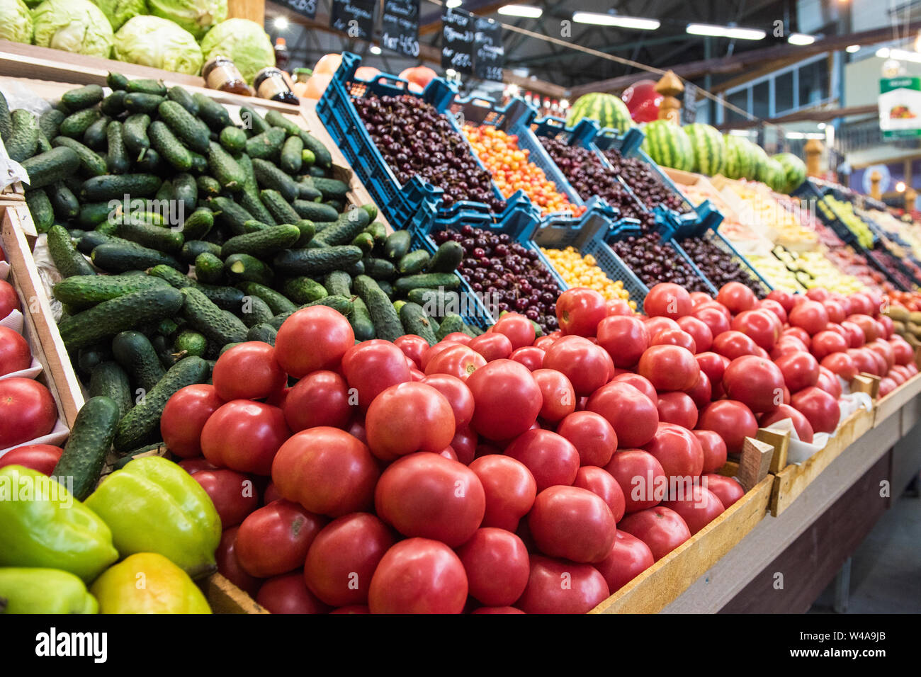 Vegetable farmer market counter Stock Photo - Alamy