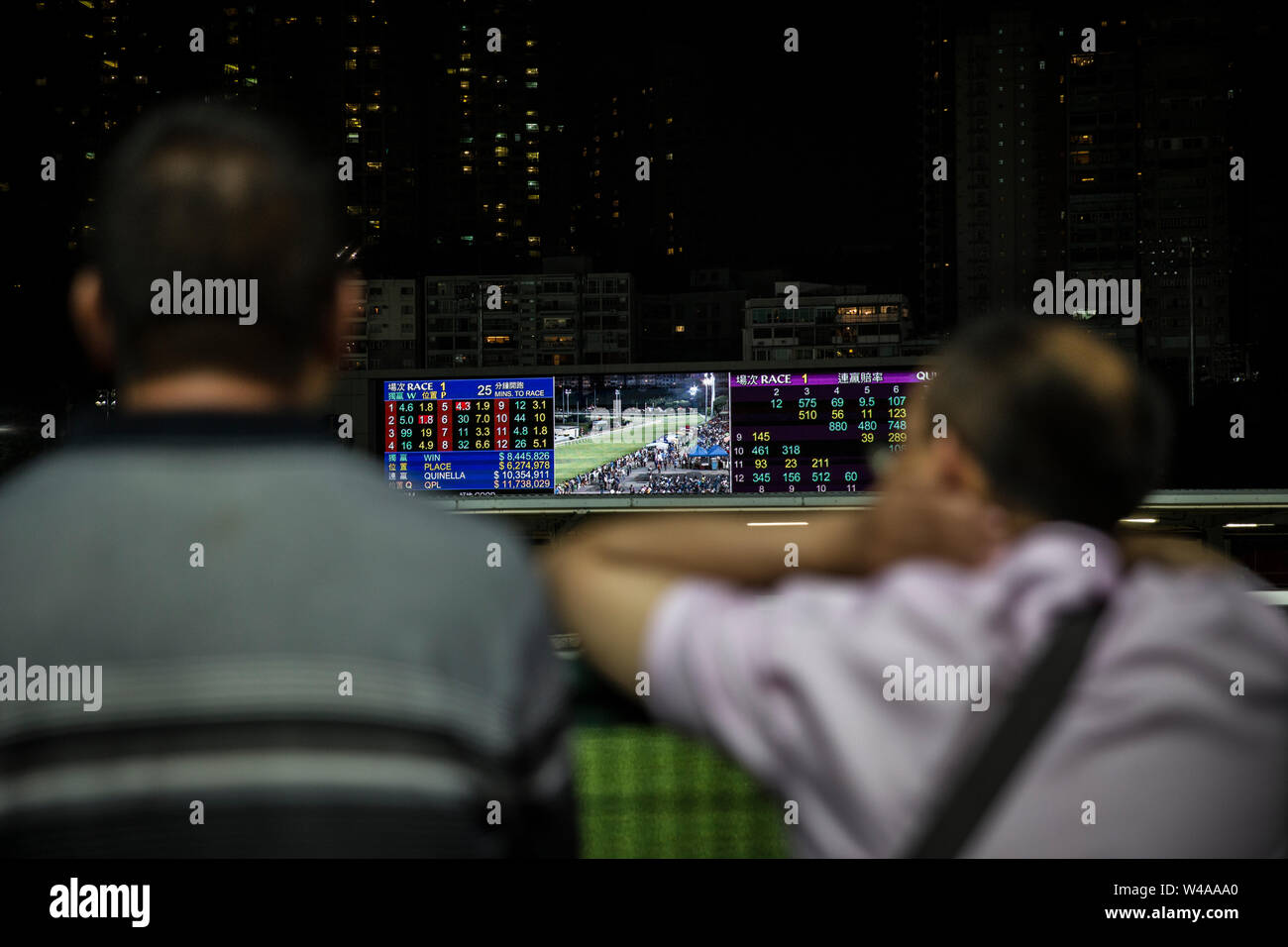 People watching billboard hi-res stock photography and images - Alamy