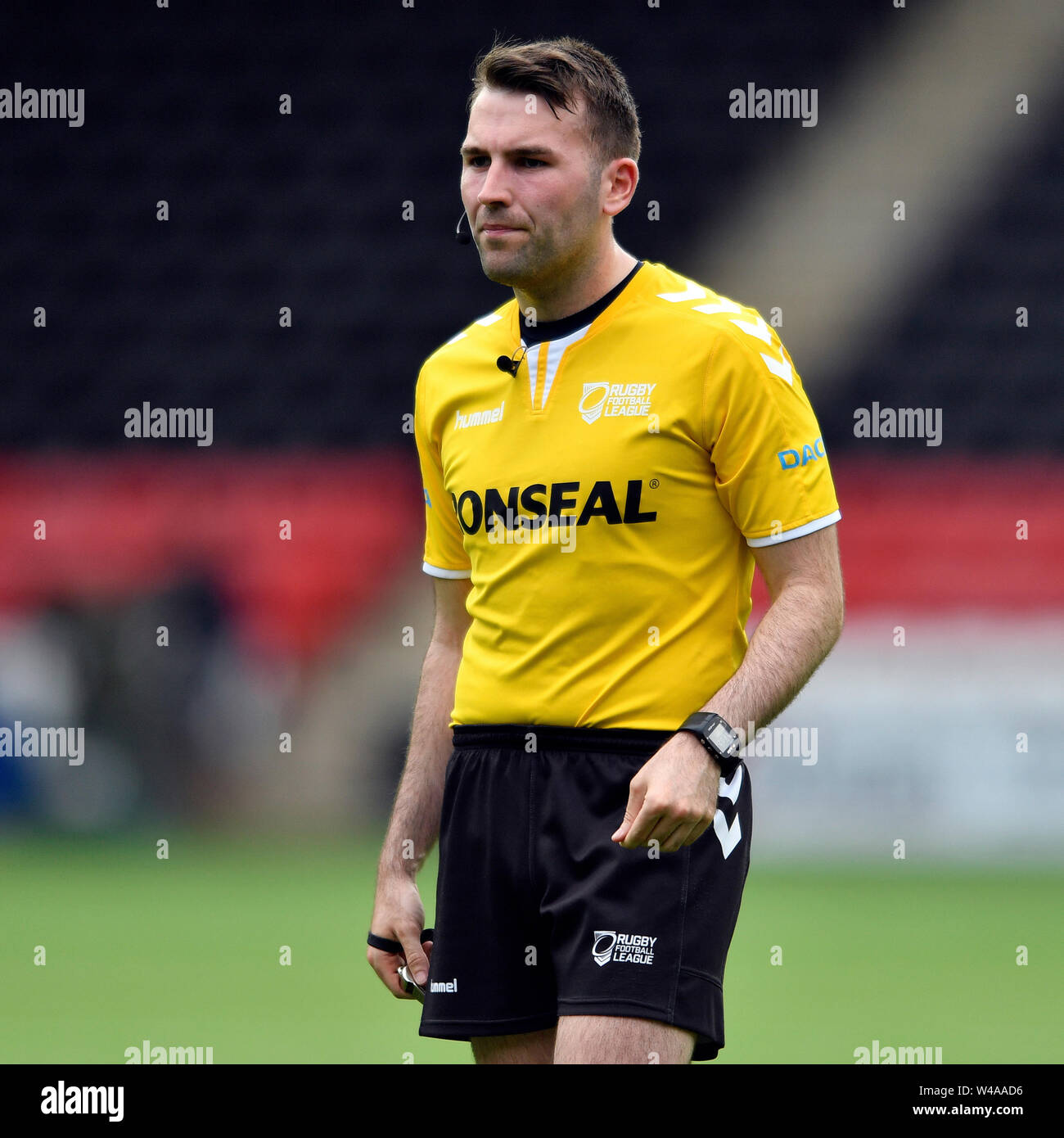 Referee liam moore hi-res stock photography and images - Alamy