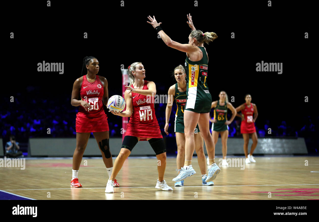 England's Natalie Haythornthwaite (centre) and South Africa's Erin ...