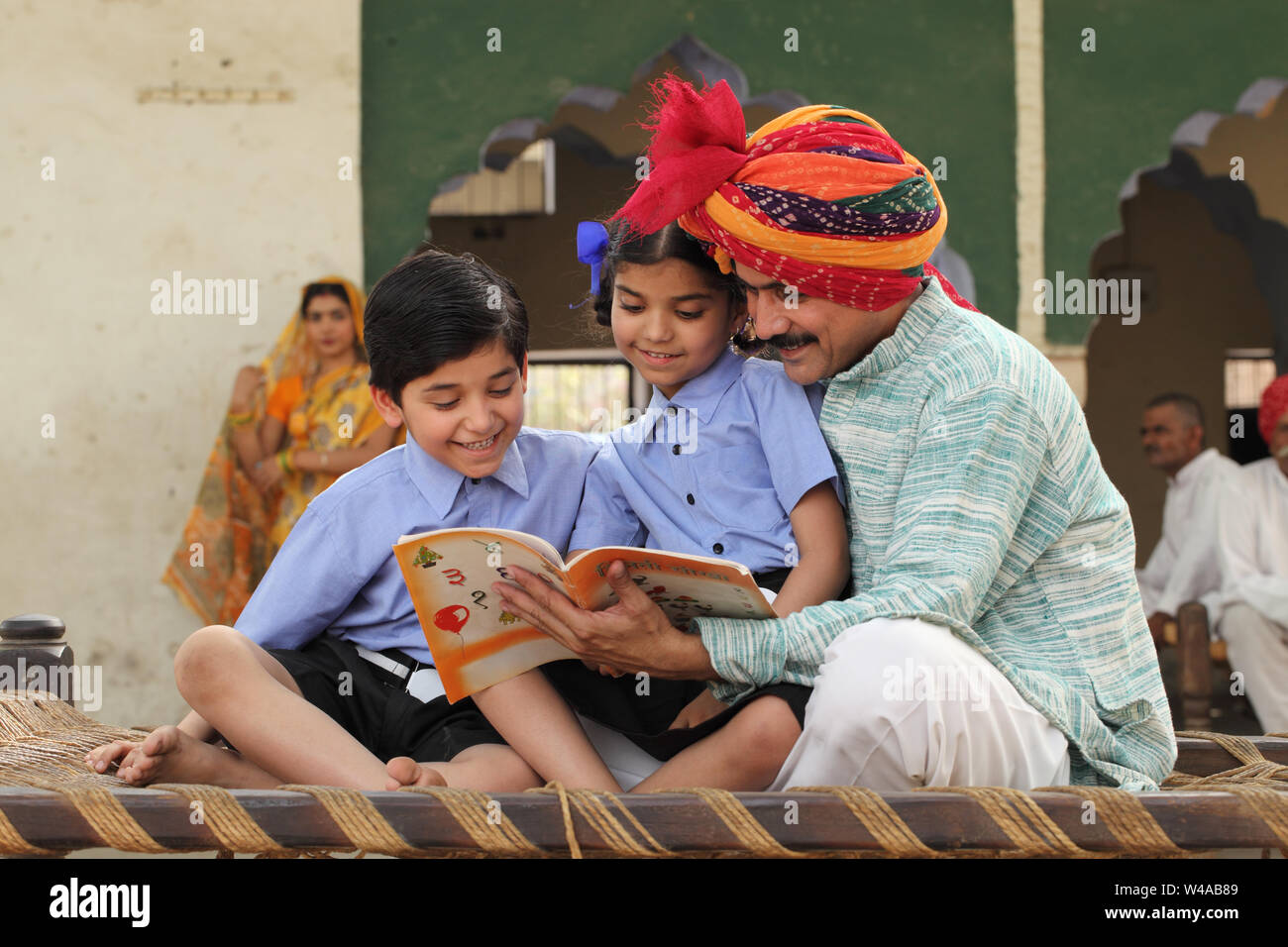 Man teaching his children Stock Photo - Alamy