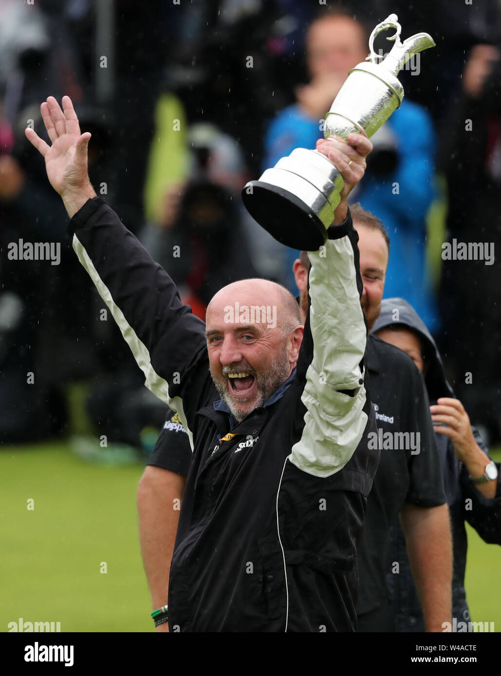 Shane Lowry's dad Brendan celebrates with Claret Jug after his son won ...