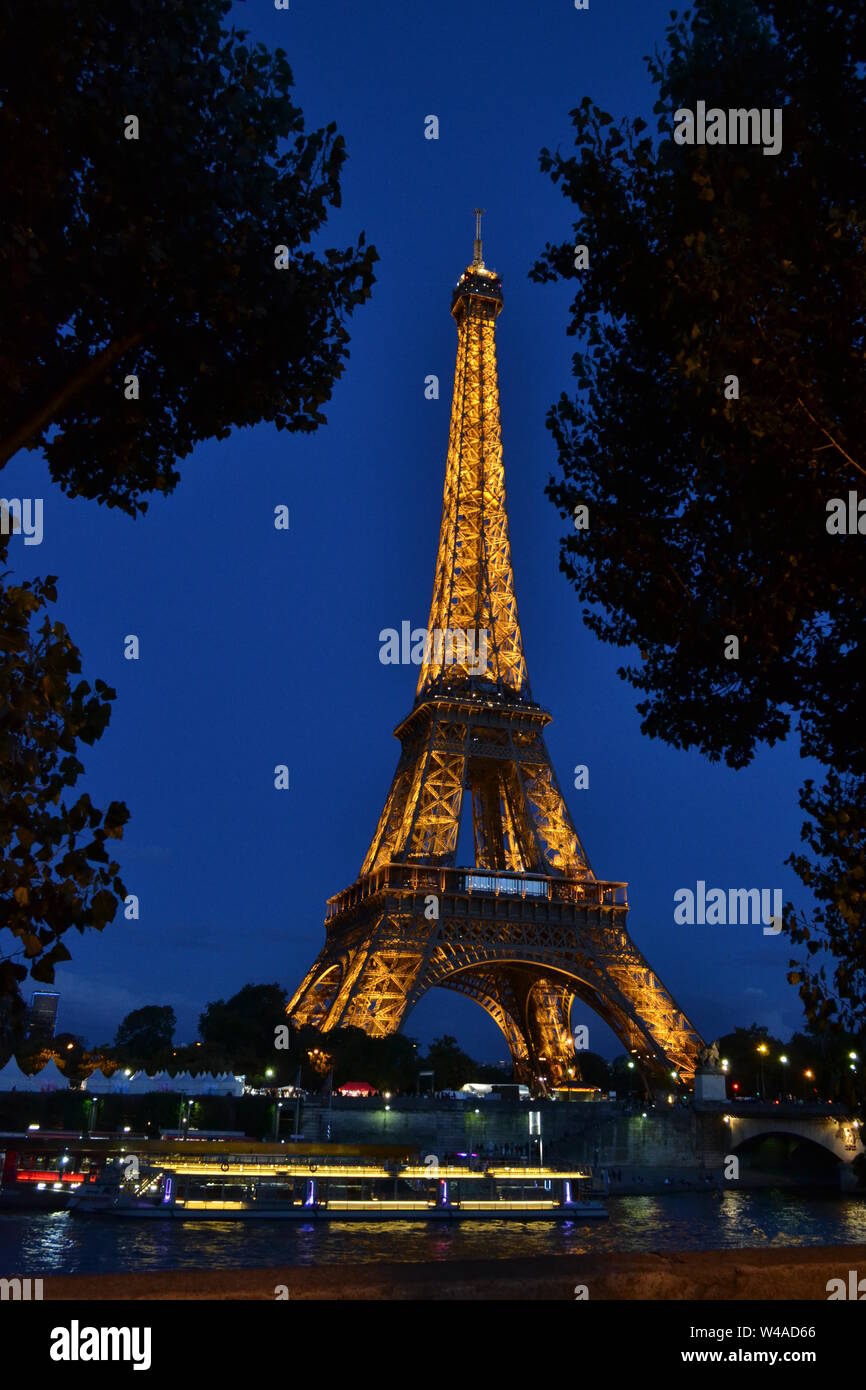 Beautiful panoramic view to the Eiffel Tower illuminated by night Stock ...