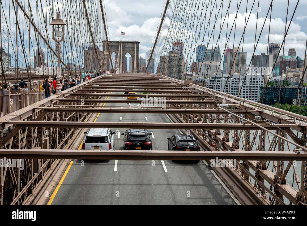 Walking over brooklyn bridge new hi-res stock photography and images ...