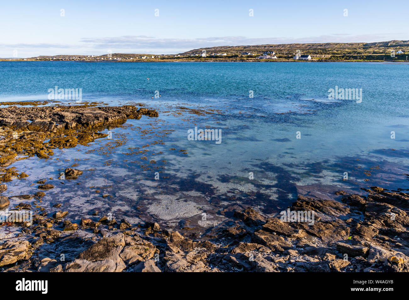 Beach in Kilronan with houses in background in Inishmore, Aran Islands ...