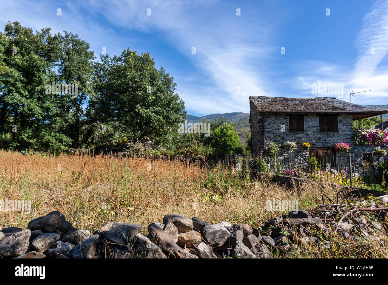 Rural stone house hi-res stock photography and images - Alamy