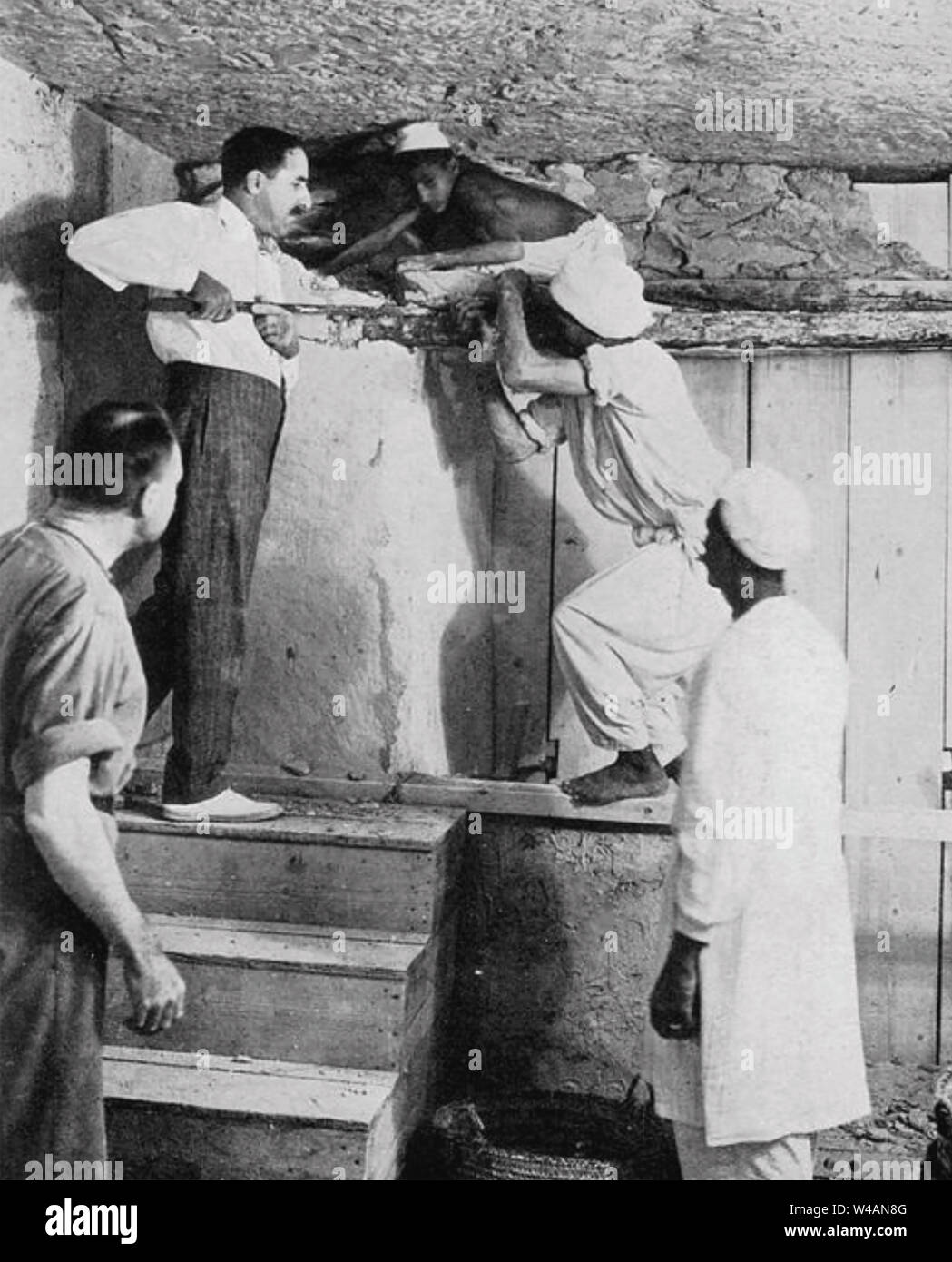 HOWARD CARTER (1874-1939) English archaeologist at work in Tutankhamun ...