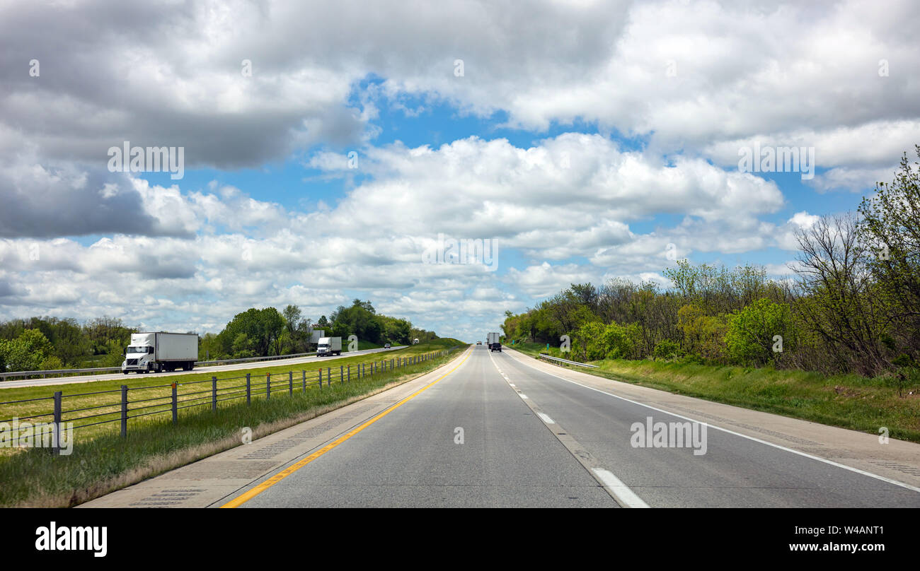 Cars passing through winding road hi-res stock photography and images ...