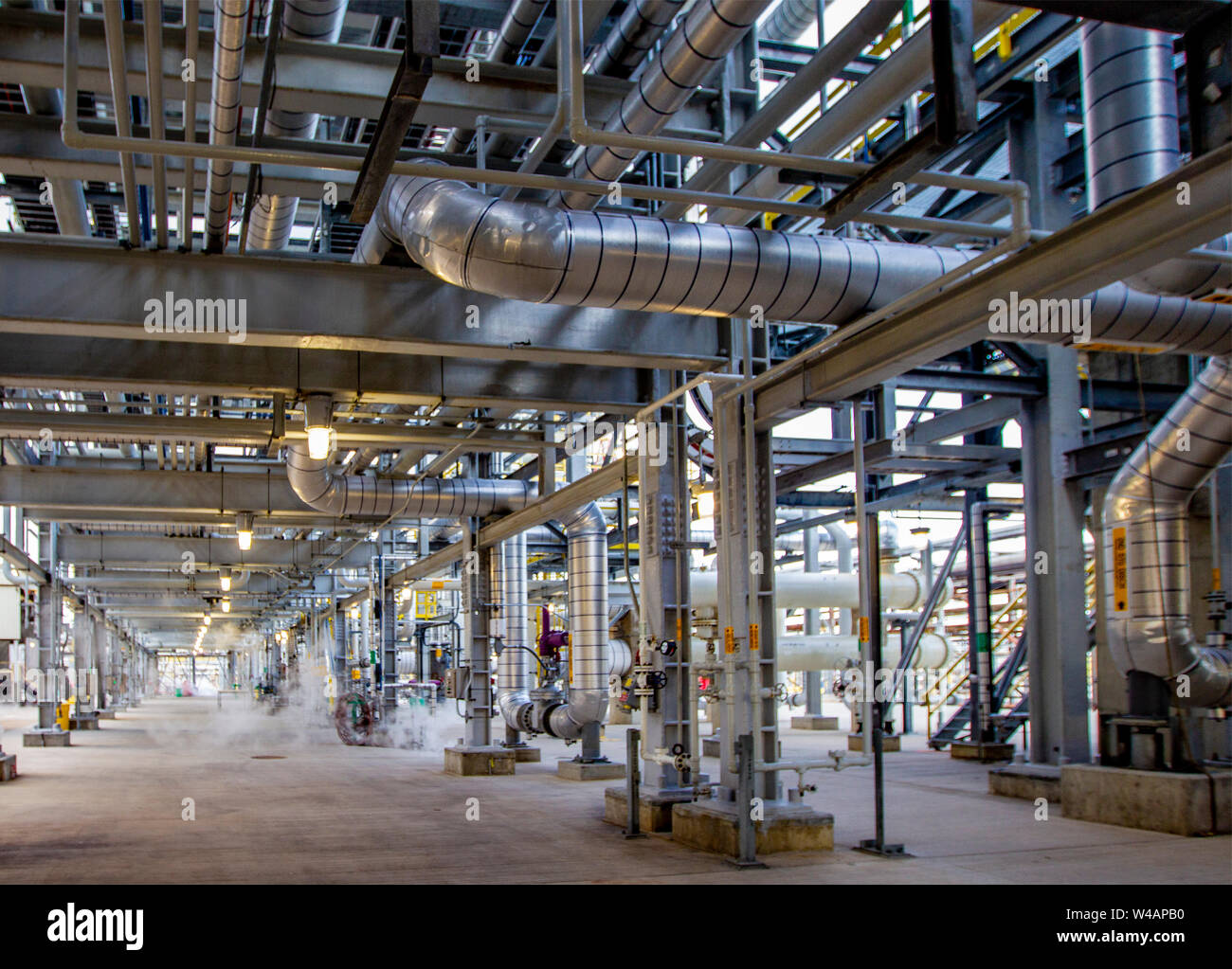 Oil pipes refinery hi-res stock photography and images - Alamy