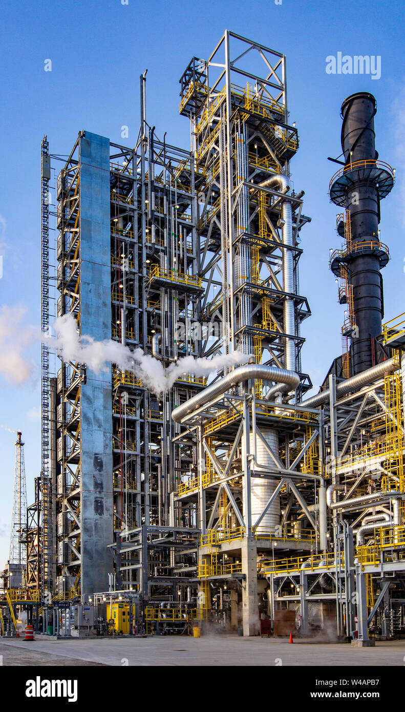 Refinery with steam and pipe racks Stock Photo - Alamy