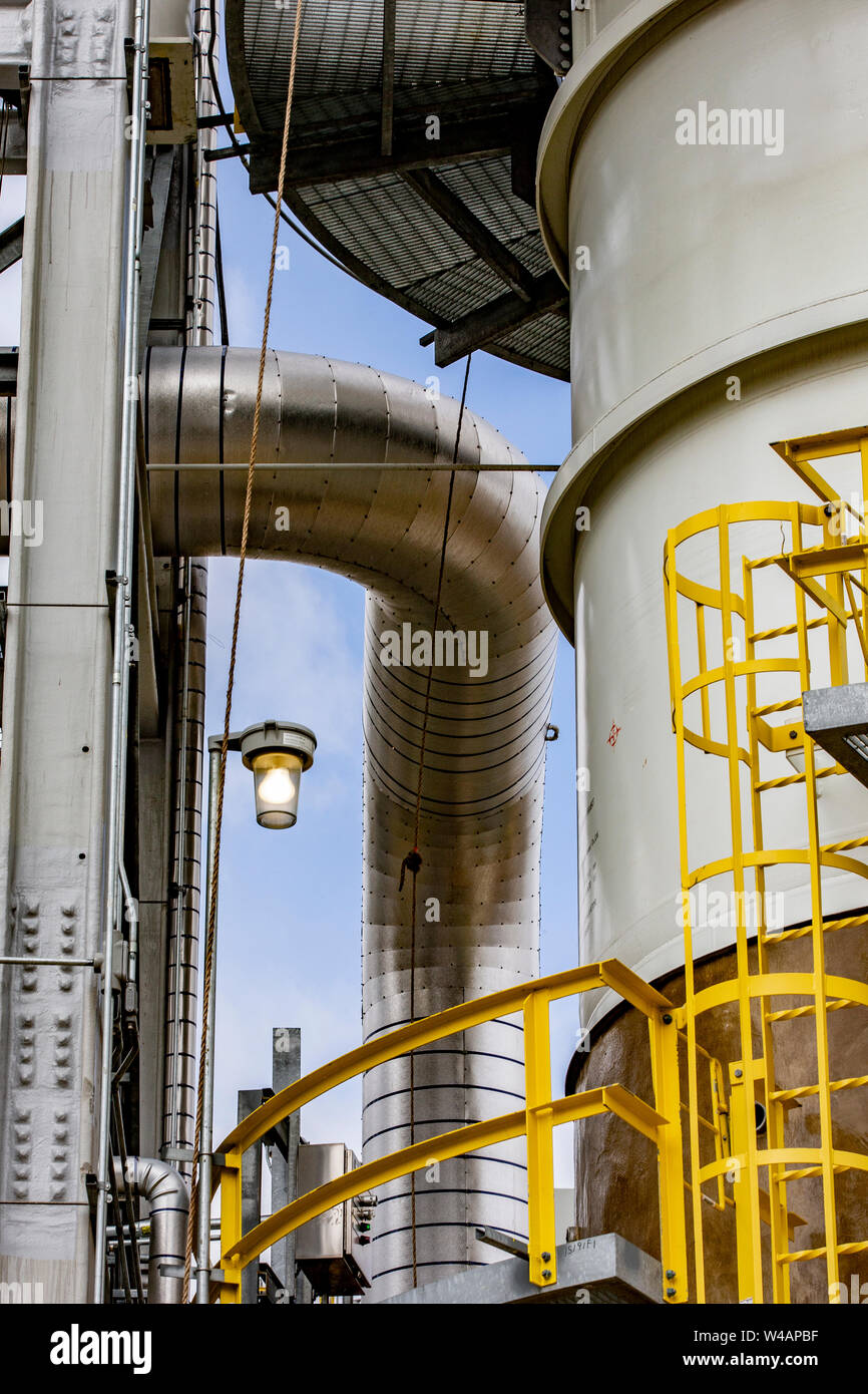 Pipe and tower in a refinery Stock Photo - Alamy