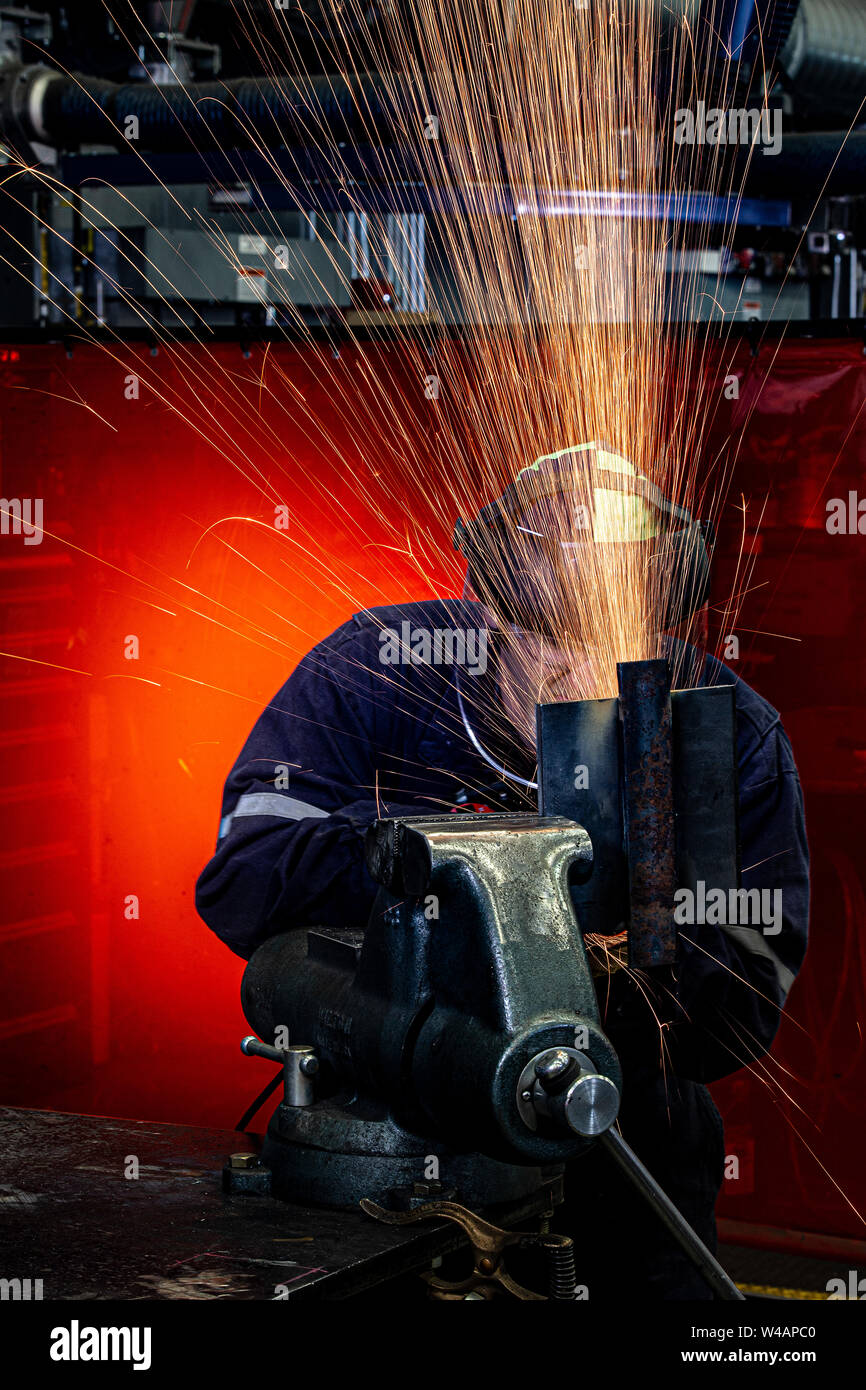 Red metal beams hi-res stock photography and images - Alamy