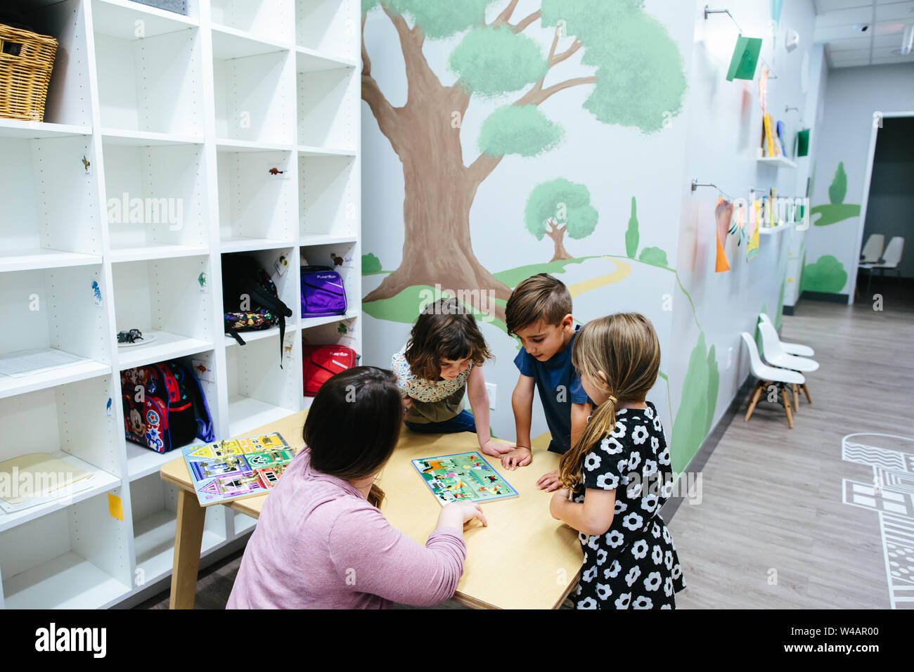 Students gather around teacher hi-res stock photography and images - Alamy
