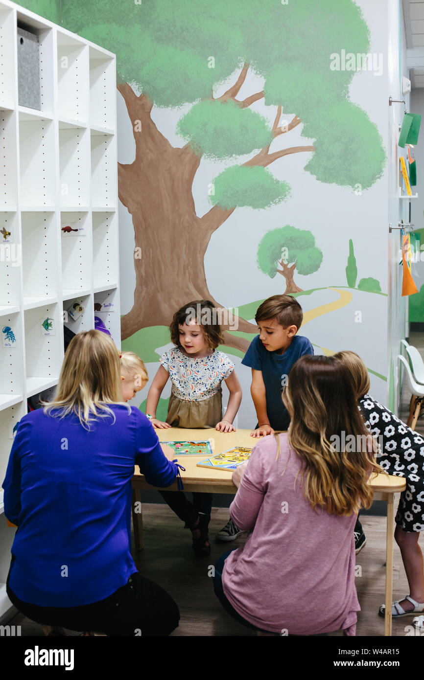 Kneeling kids hi-res stock photography and images - Alamy