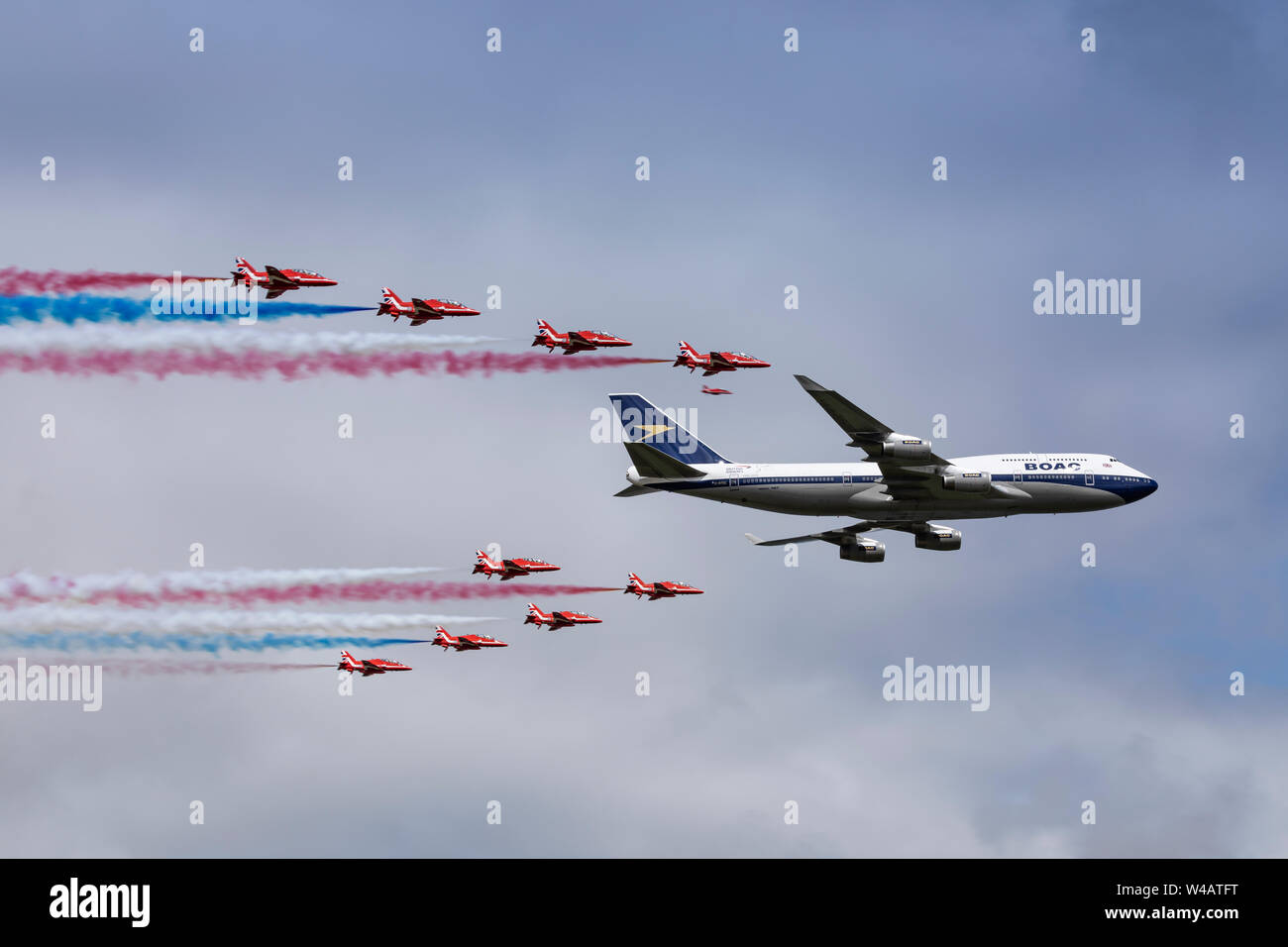 Boeing 747 flying hi-res stock photography and images - Alamy