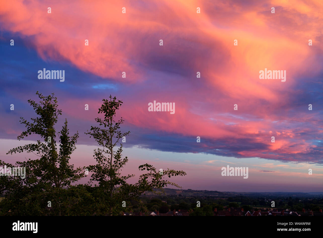 Atmospheric skies uk hi-res stock photography and images - Alamy