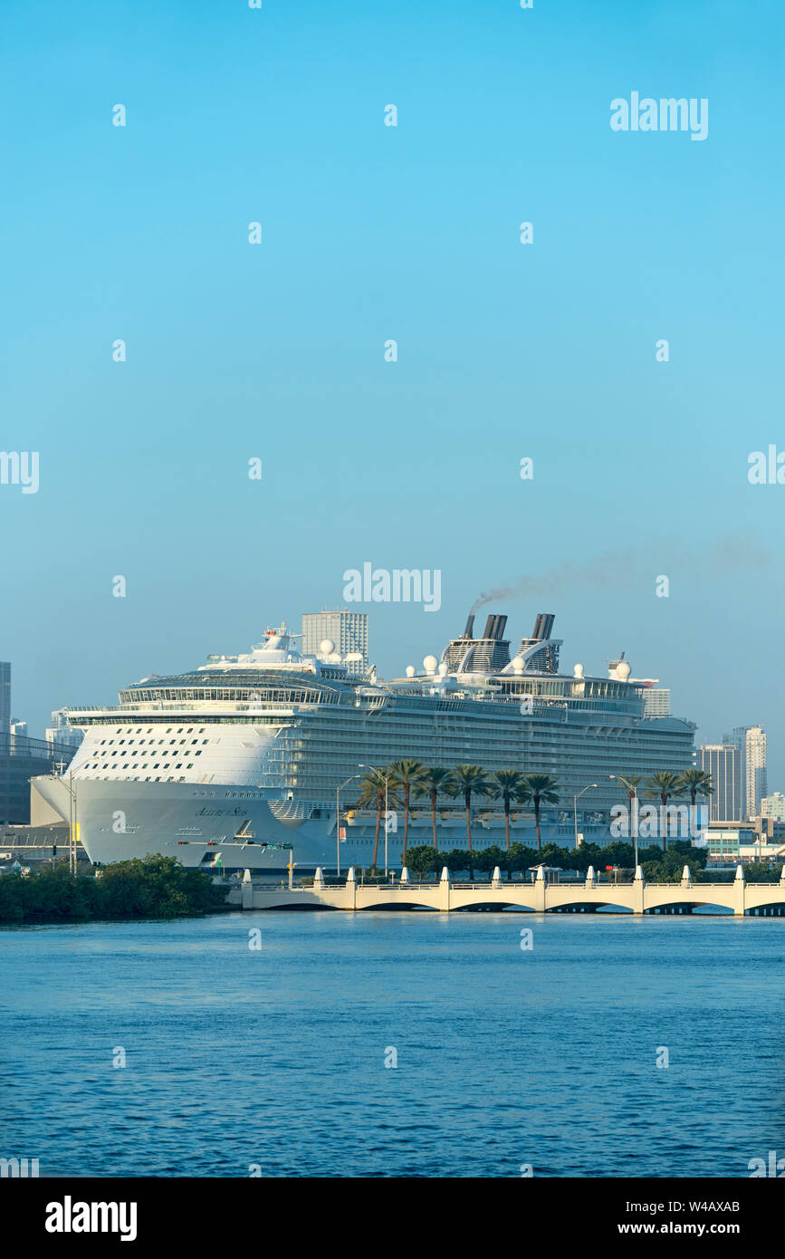Allure of the seas cruise ship hi-res stock photography and images - Alamy