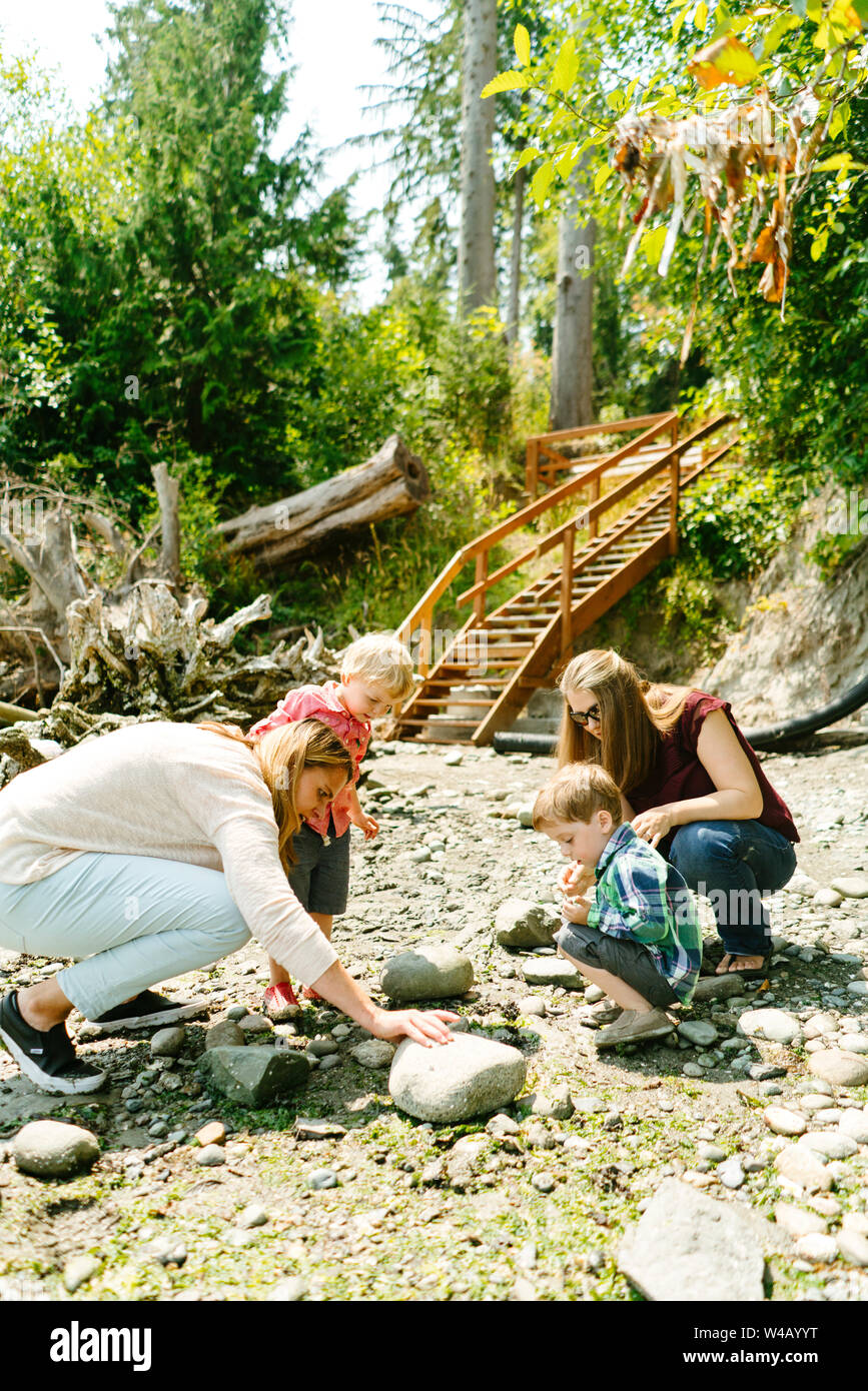 Family exploring outdoors hi-res stock photography and images - Alamy