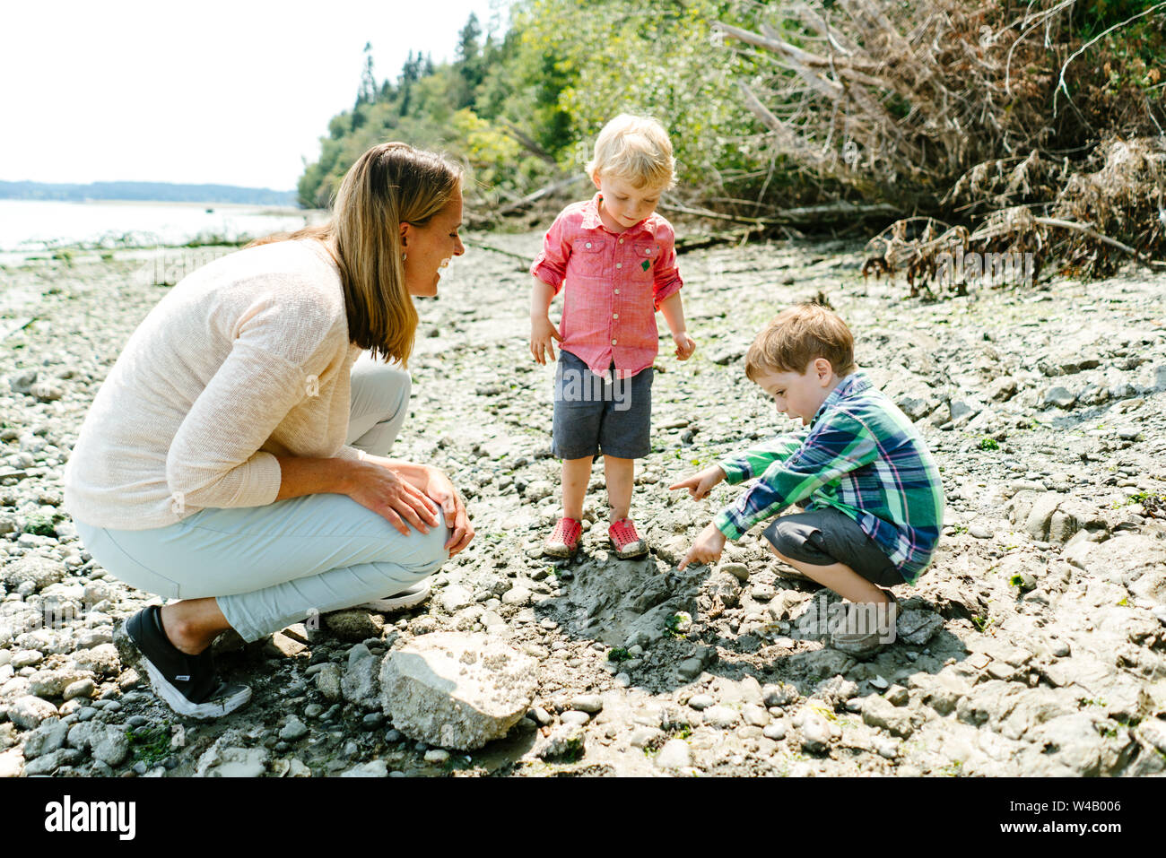 Children exploring 4 5 years hi-res stock photography and images - Alamy