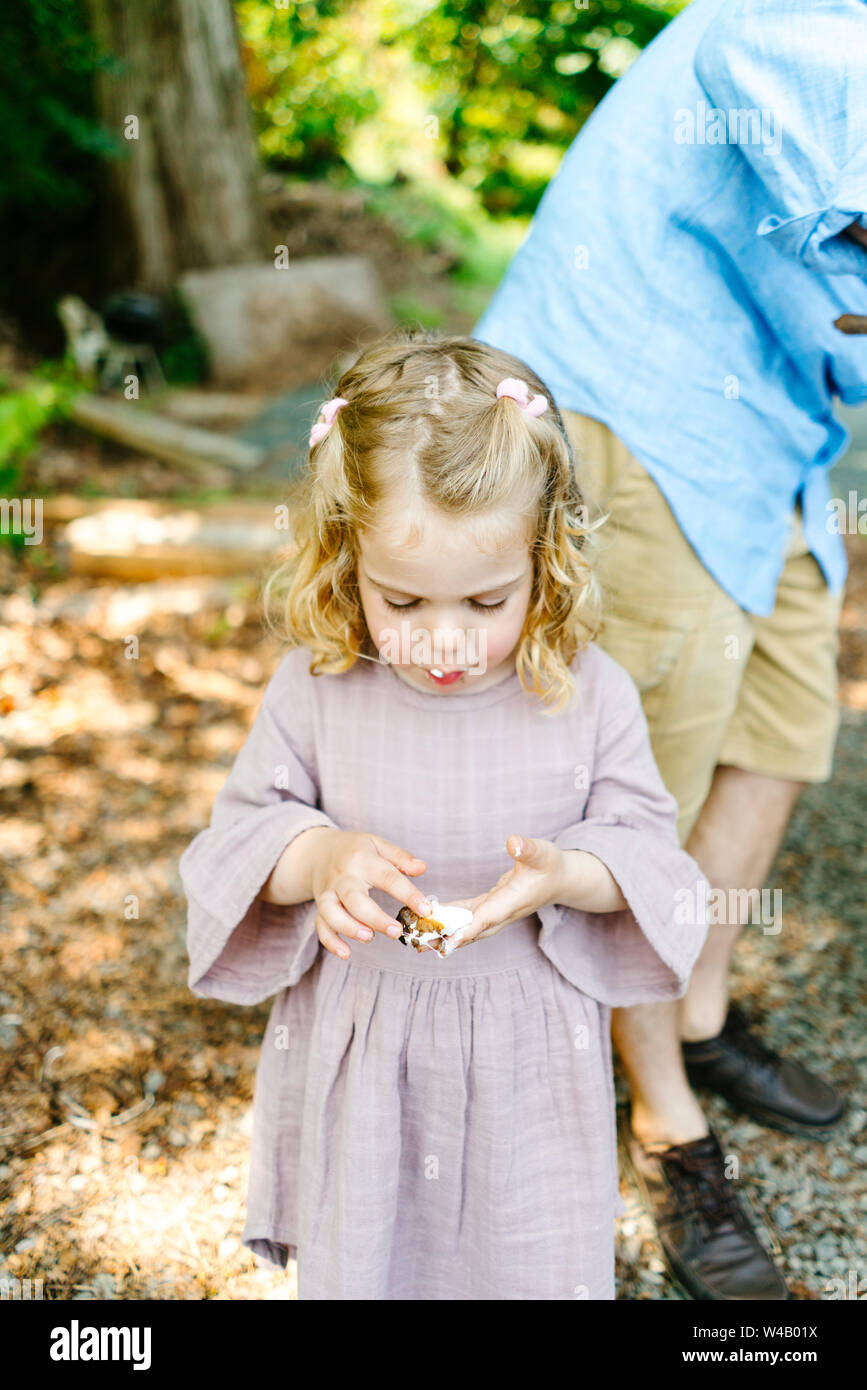 Children eating smores hi-res stock photography and images - Alamy
