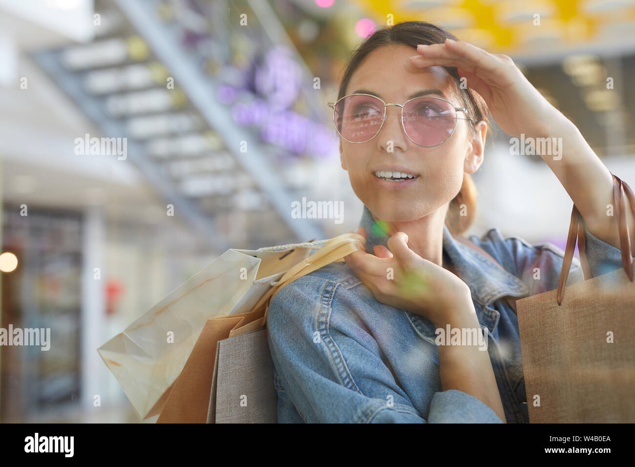 Sunglasses on display in shop hi-res stock photography and images - Alamy