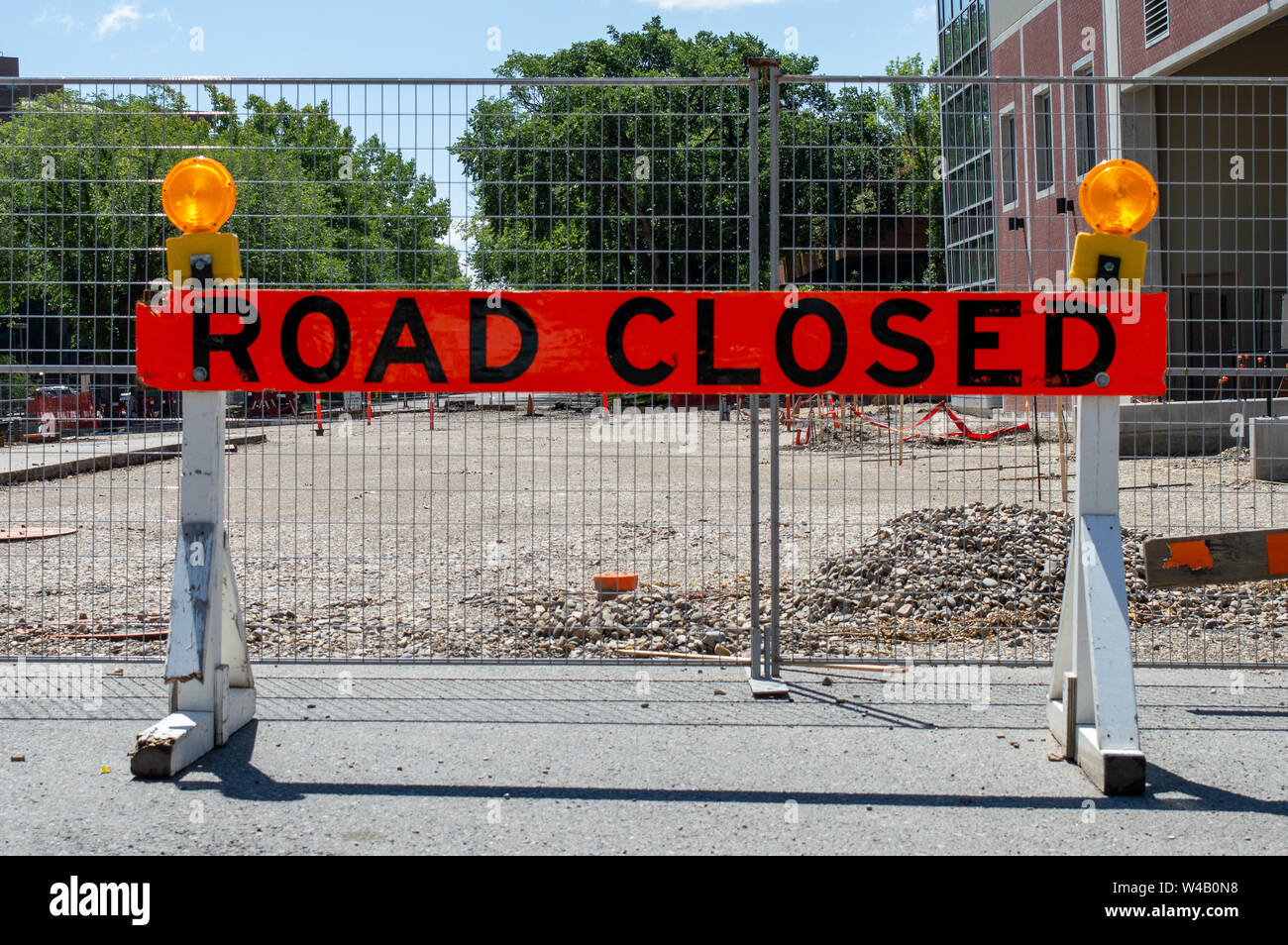 Dead end sign and barrier hi-res stock photography and images - Alamy