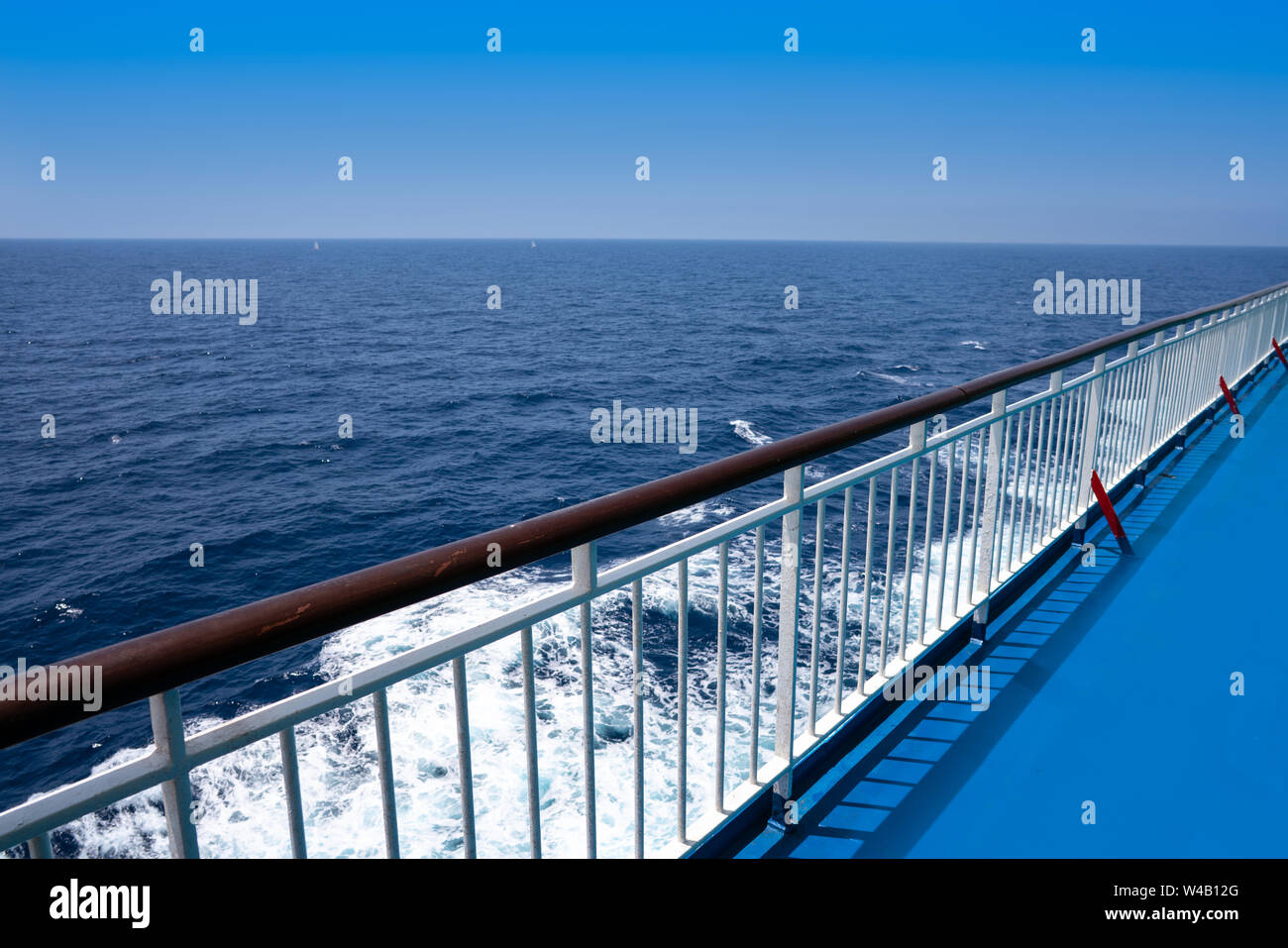 Cruise railing hi-res stock photography and images - Alamy