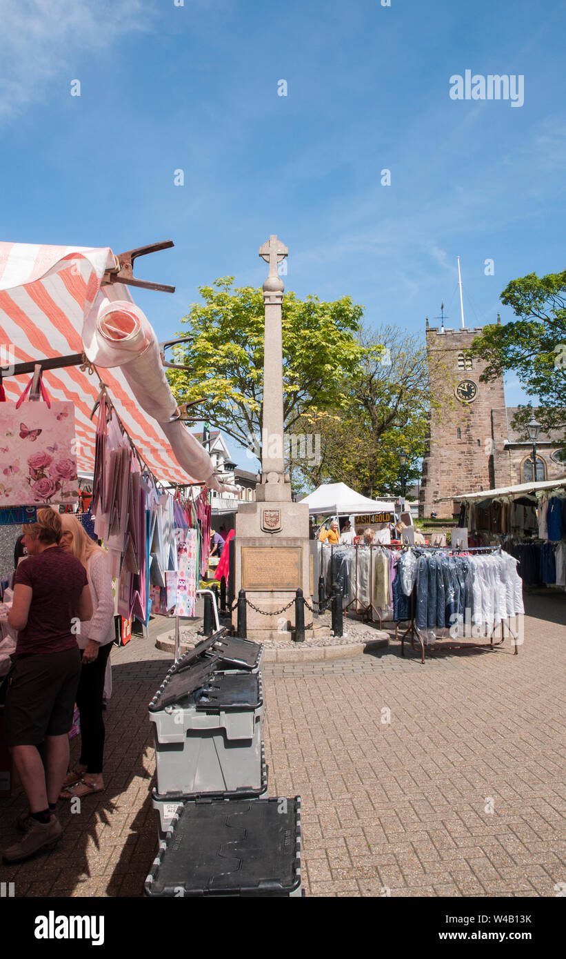 Weekly market stalls and War Memorial on a sunny day in the market ...