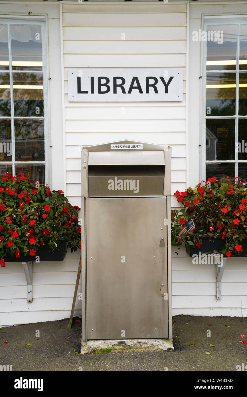 Library book return hi-res stock photography and images - Alamy