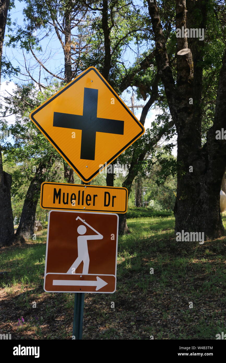 Brown traffic sign hi-res stock photography and images - Alamy