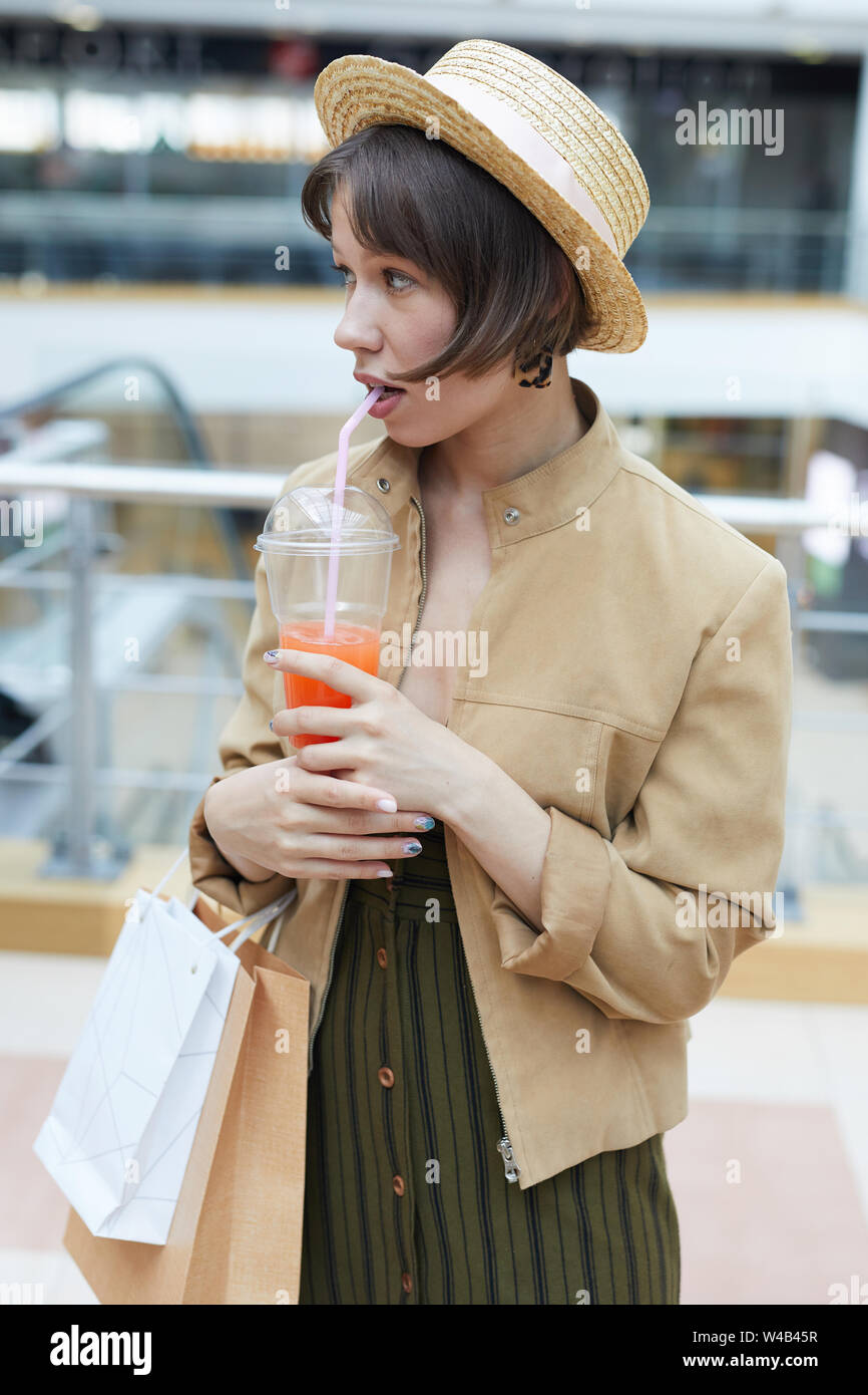 Straw hat store hi-res stock photography and images - Alamy