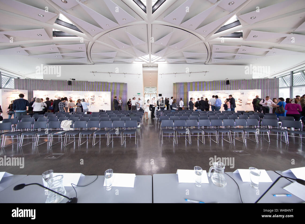 London convention centre building hi-res stock photography and images ...