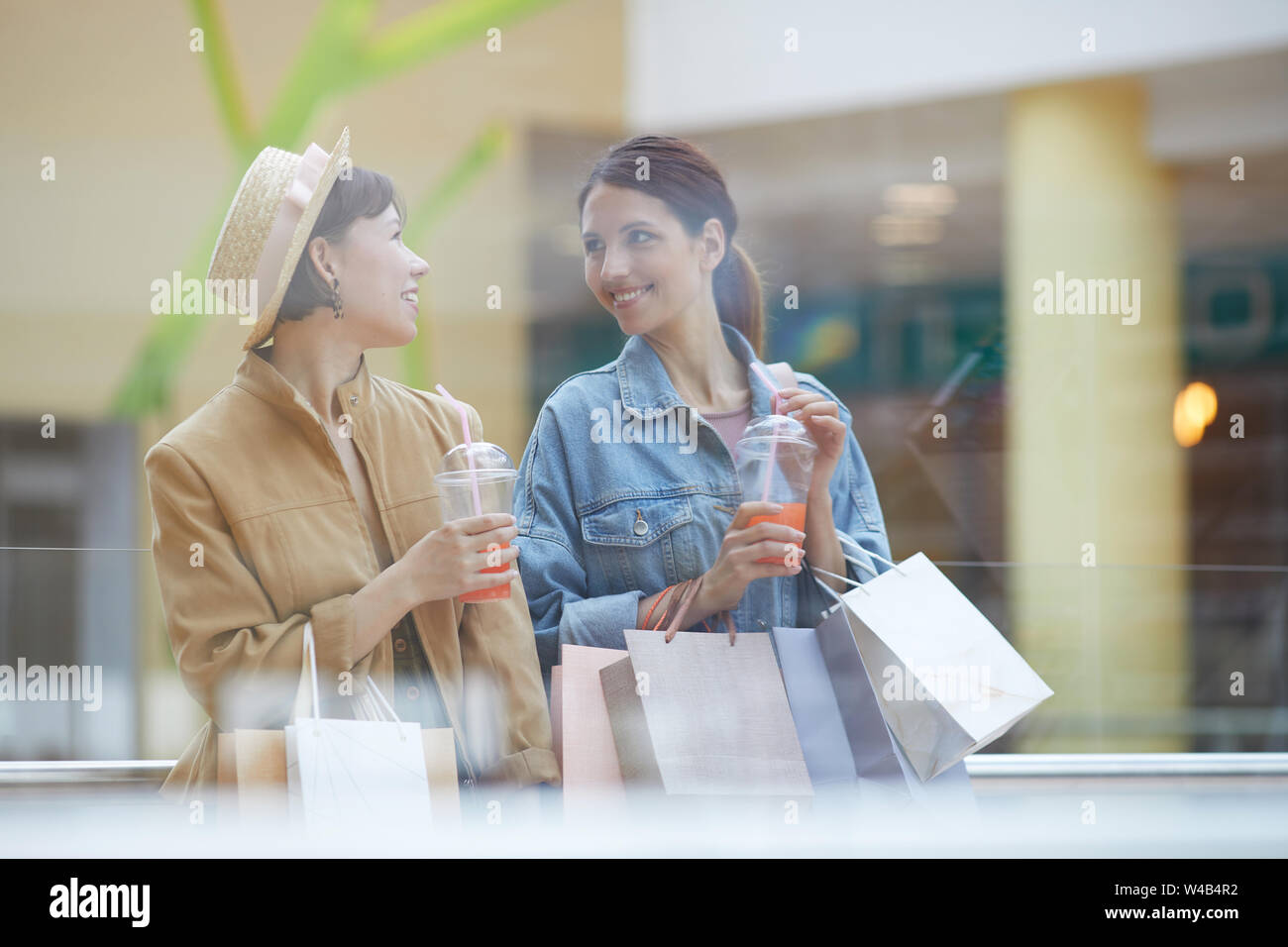 Shopping mall lobby hi-res stock photography and images - Alamy