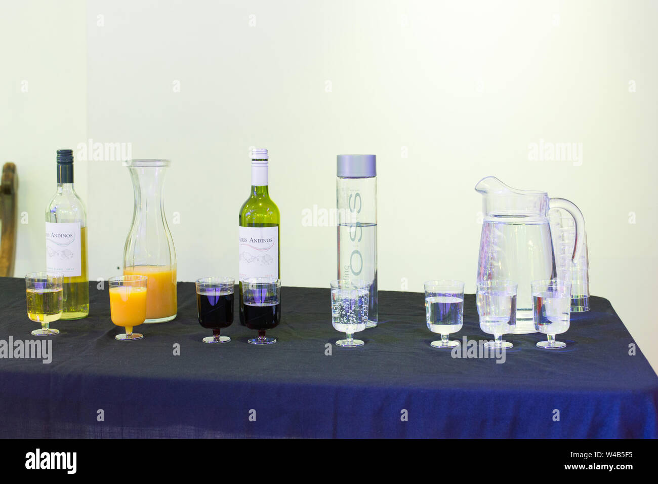 Party drinks hi-res stock photography and images - Alamy