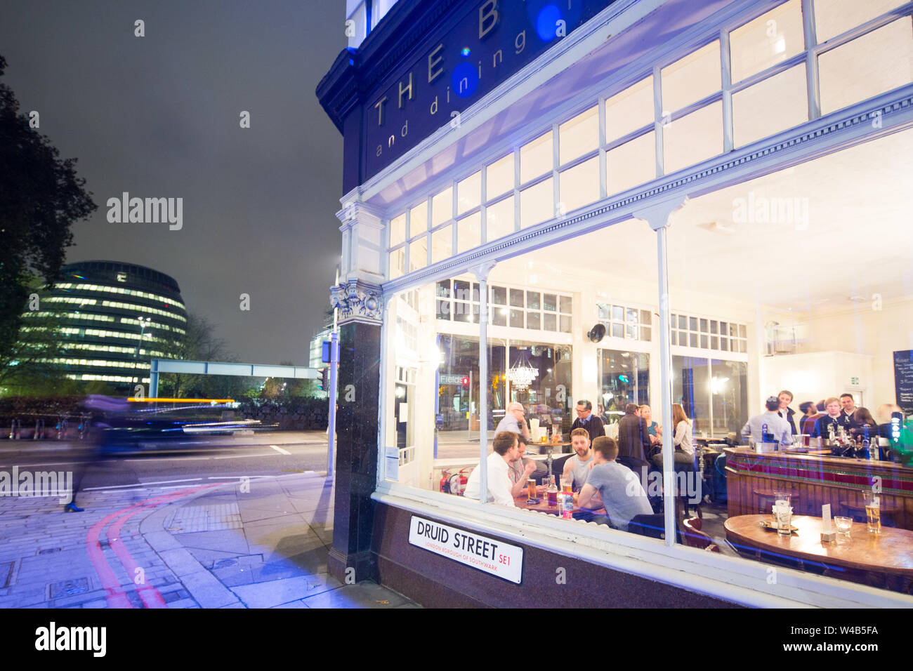 Metropolitan lounge hi-res stock photography and images - Alamy