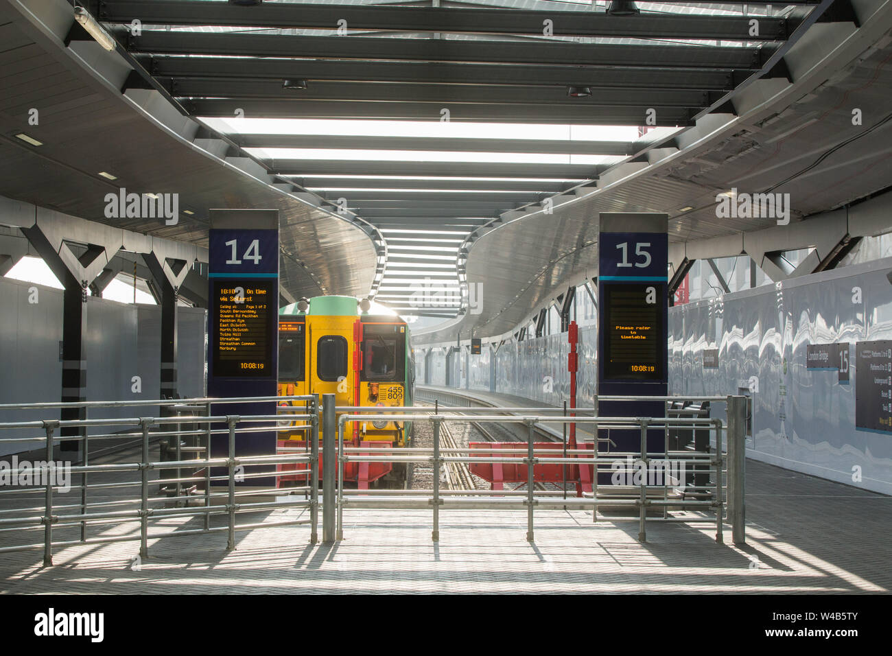Train platforms hi-res stock photography and images - Alamy