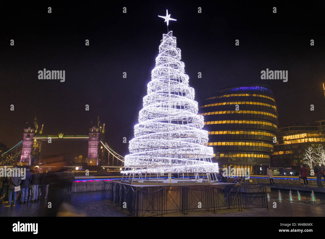 London christmas lights snow hi-res stock photography and images - Alamy