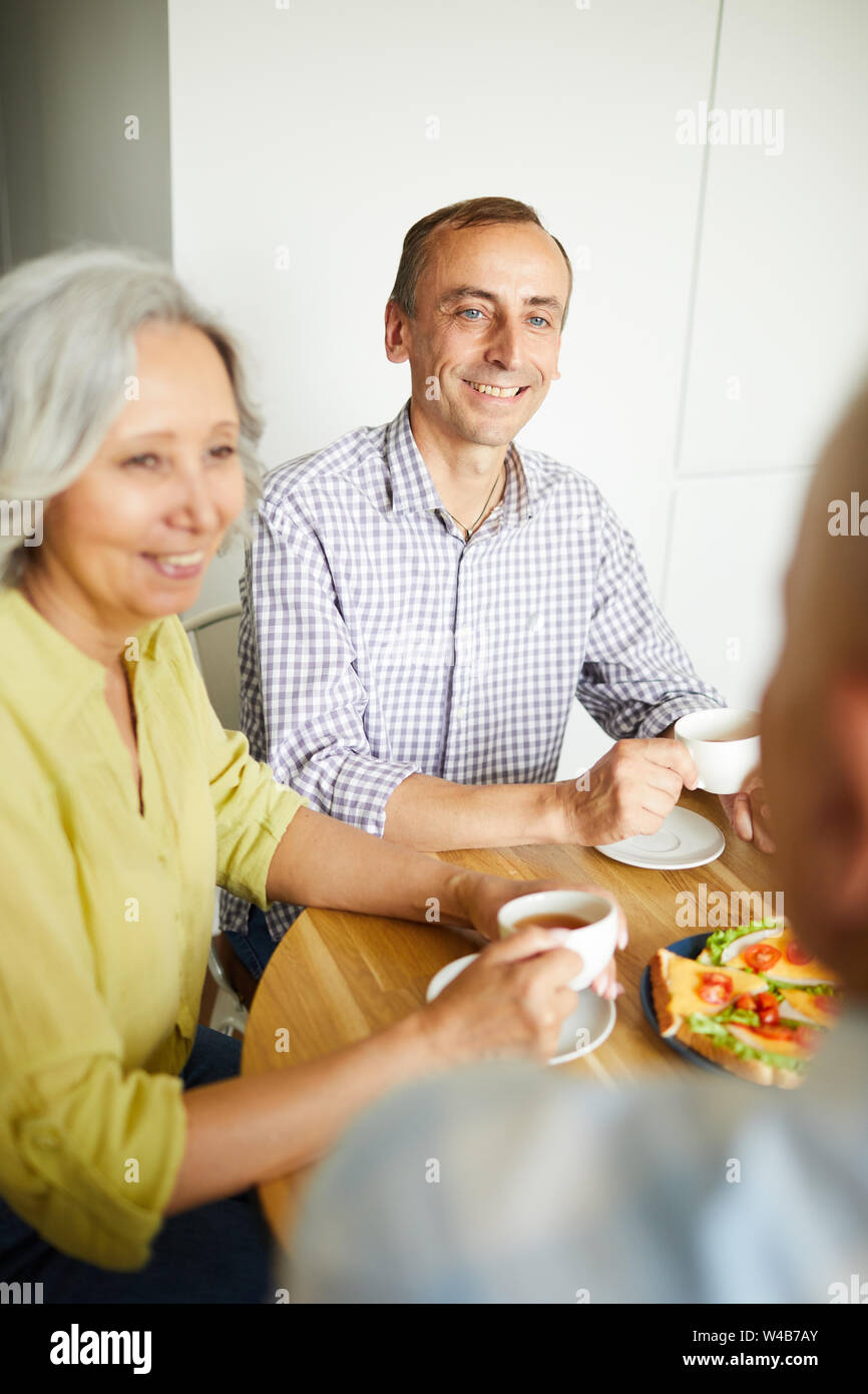 Family friends round dinner table hi-res stock photography and images ...