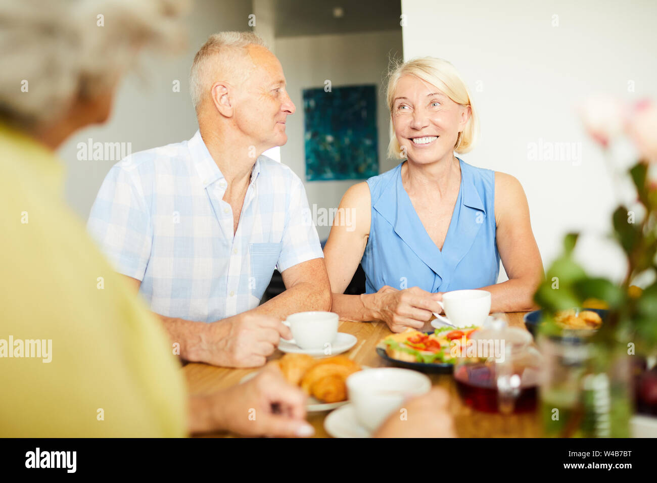 Two people sitting round table hi-res stock photography and images - Alamy